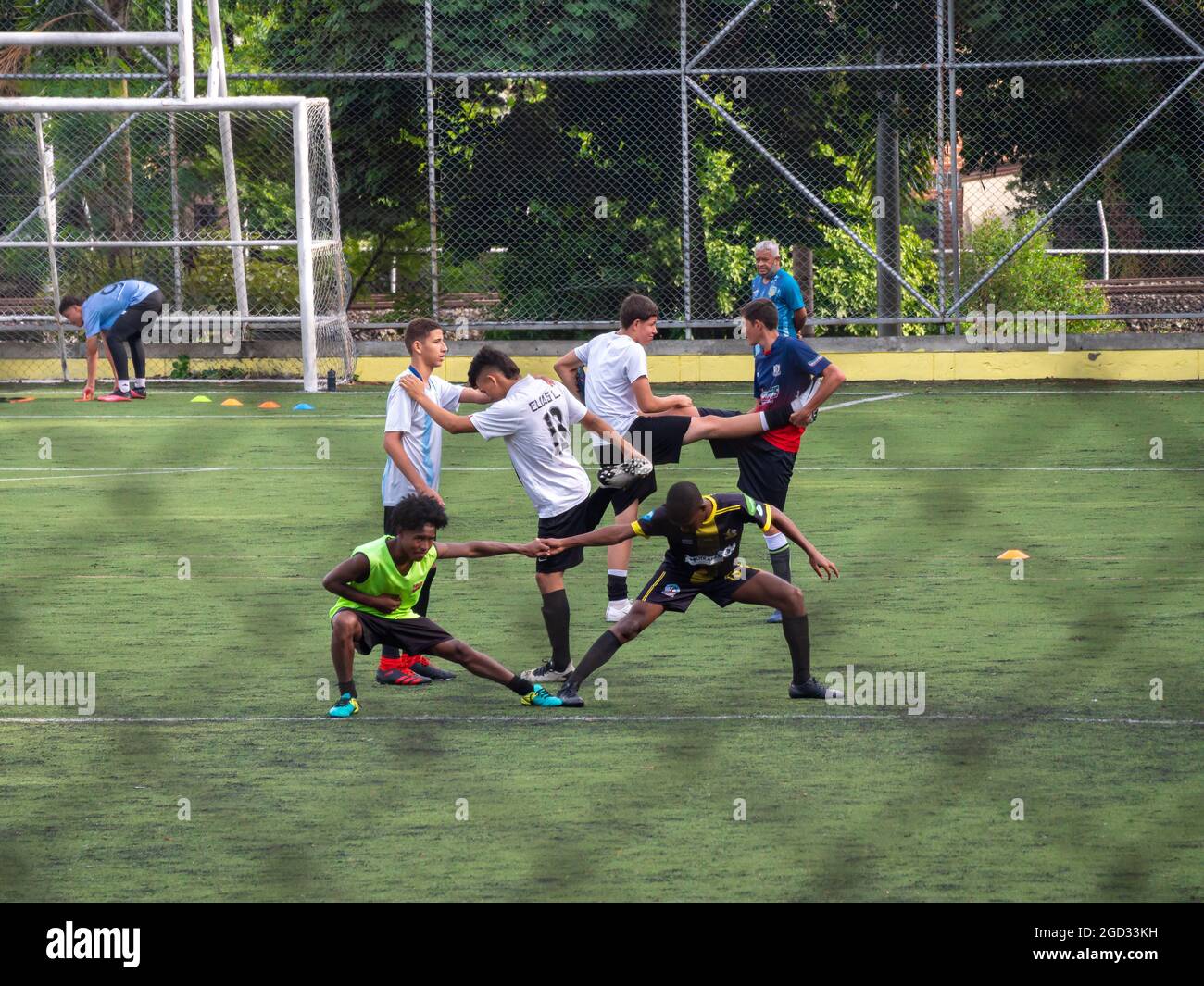 Teenagers sports field hi-res stock photography and images - Alamy