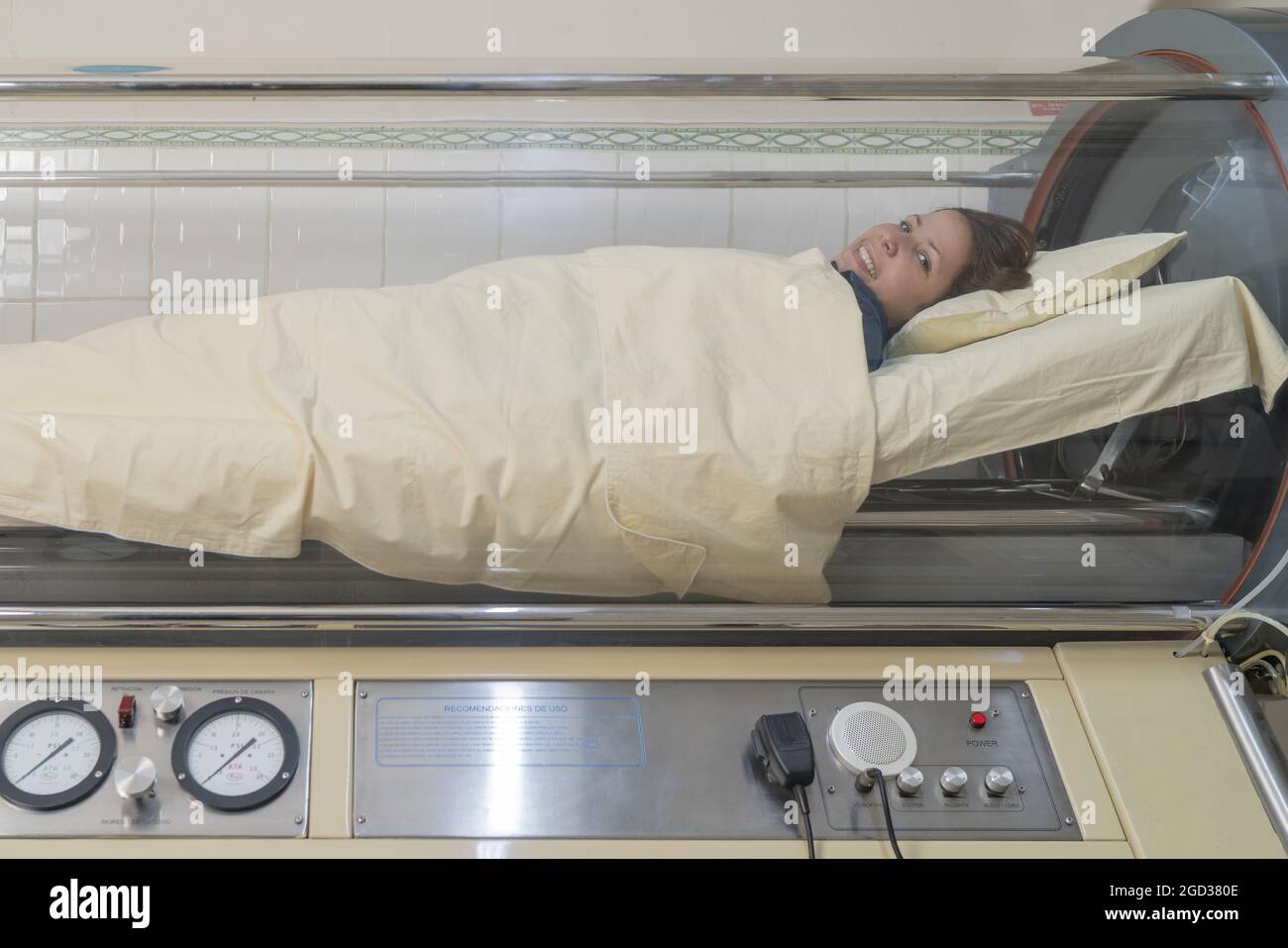 Woman smiling inside a hyperbaric treatment machine Stock Photo - Alamy