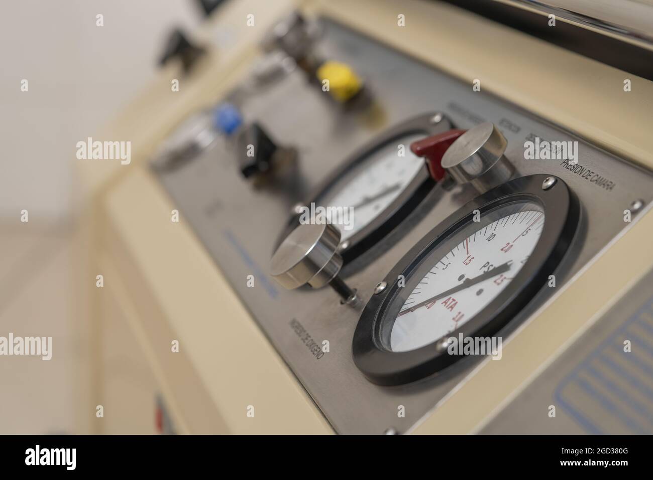 Hyperbaric tube hi-res stock photography and images - Alamy