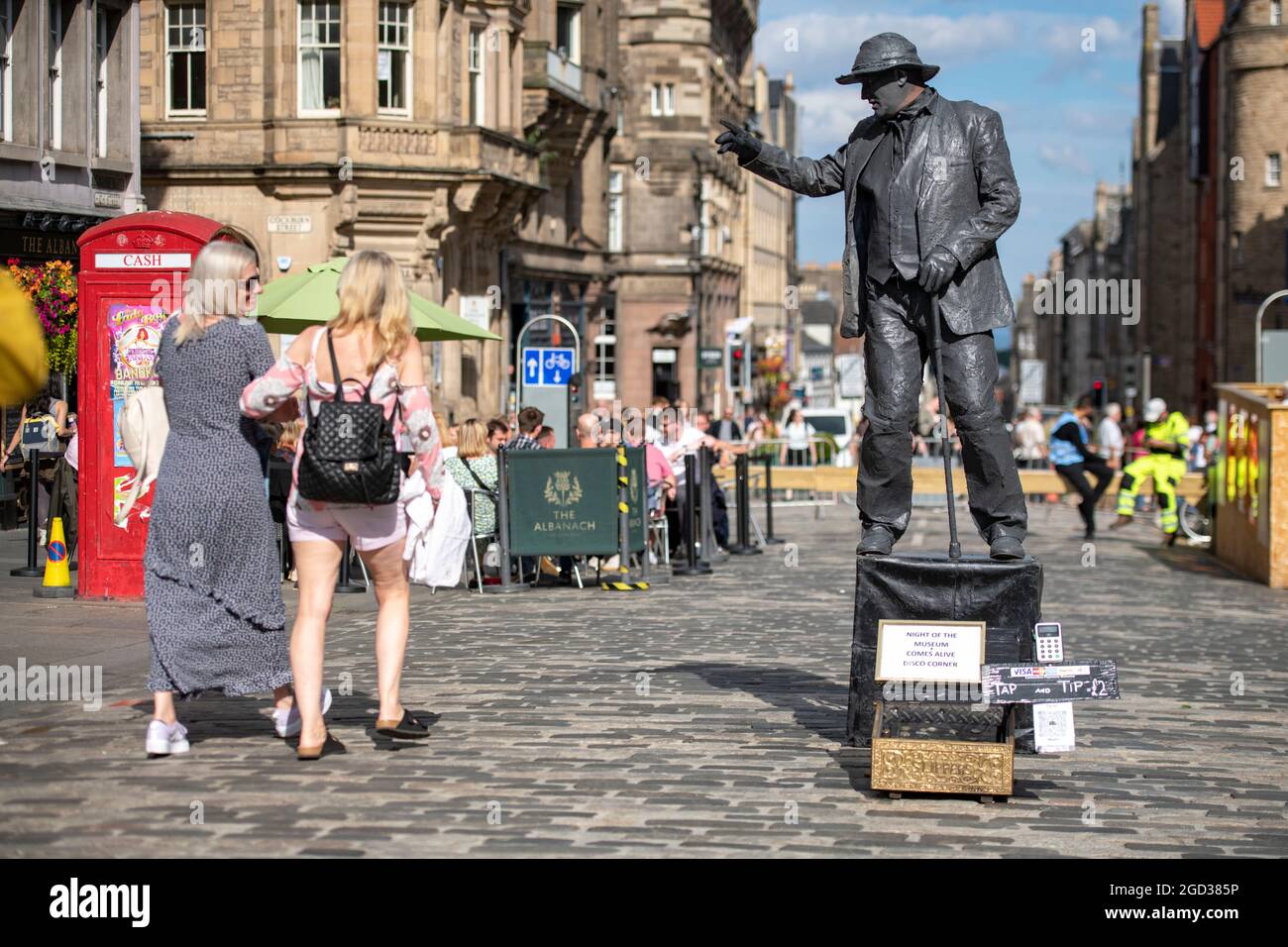 Edinburgh, Scotland, UK. 10th Aug, 2021. PICTURED: A moving statue act ...