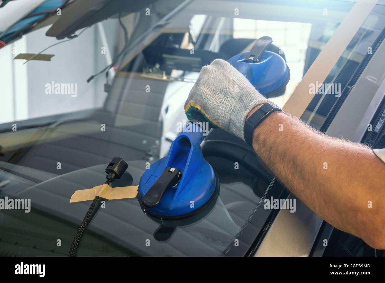 Replacing windscreen hi-res stock photography and images - Alamy