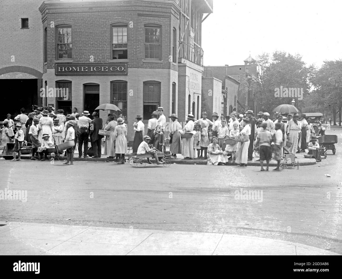 Queue line of people long Black and White Stock Photos & Images - Alamy
