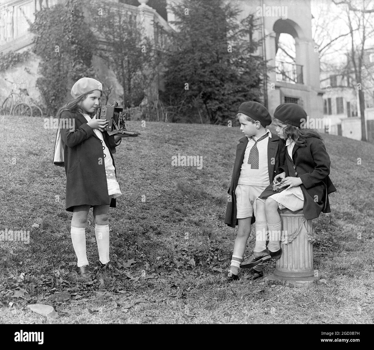 Historical kids with camera hi-res stock photography and images - Alamy