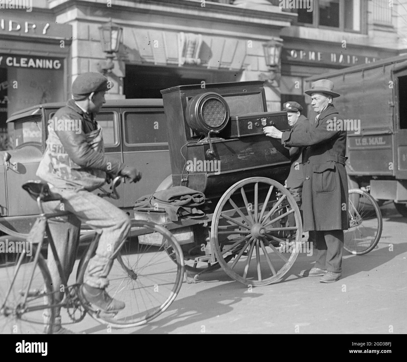 Early 1900s delivery cart hi-res stock photography and images - Alamy
