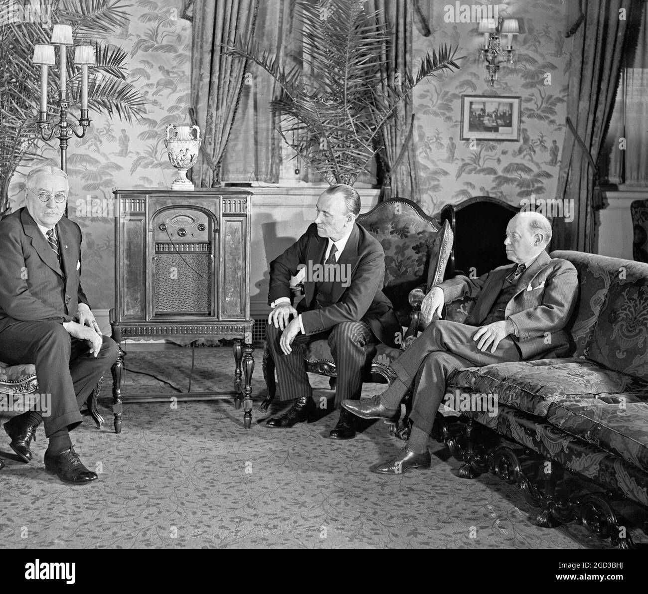 Early 1900s radio hi-res stock photography and images - Alamy