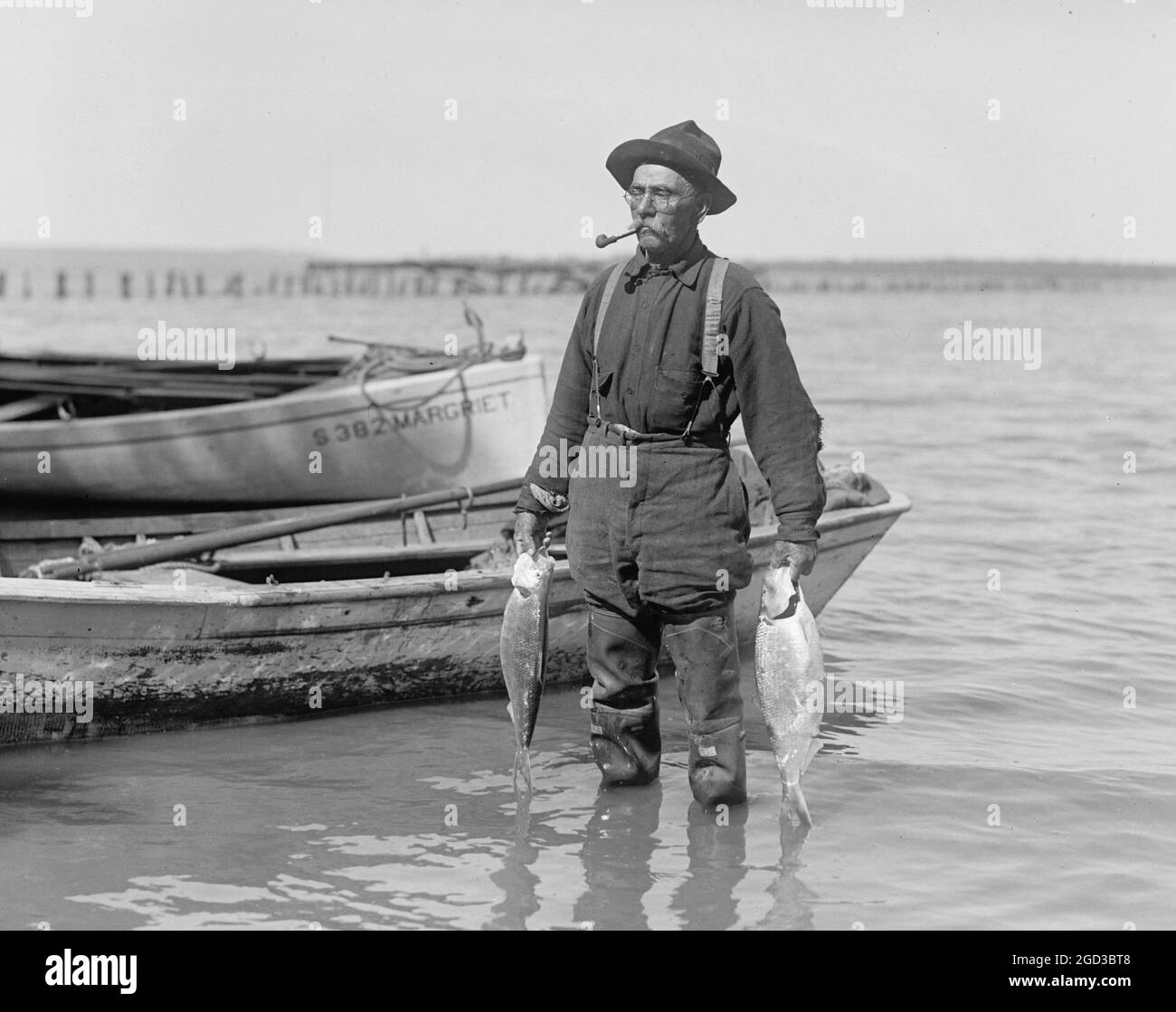Early 1900s shad fishing hi-res stock photography and images - Alamy