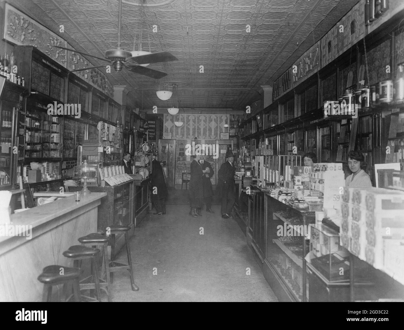 Early 1900s drug store interior Black and White Stock Photos & Images ...