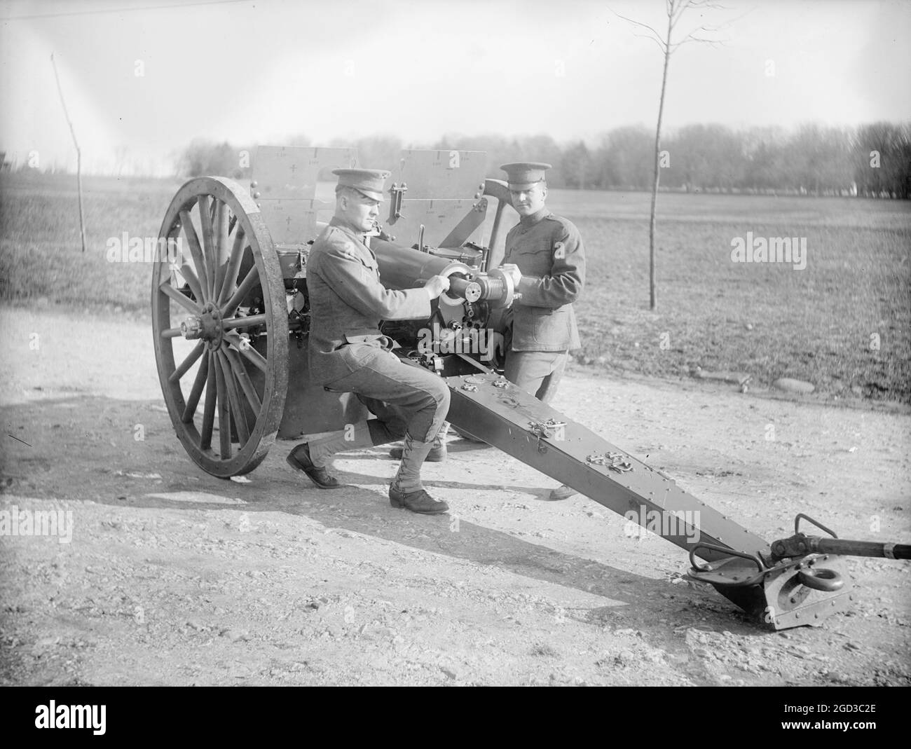 Men with artillery ca. between 1910 and 1920 Stock Photo - Alamy