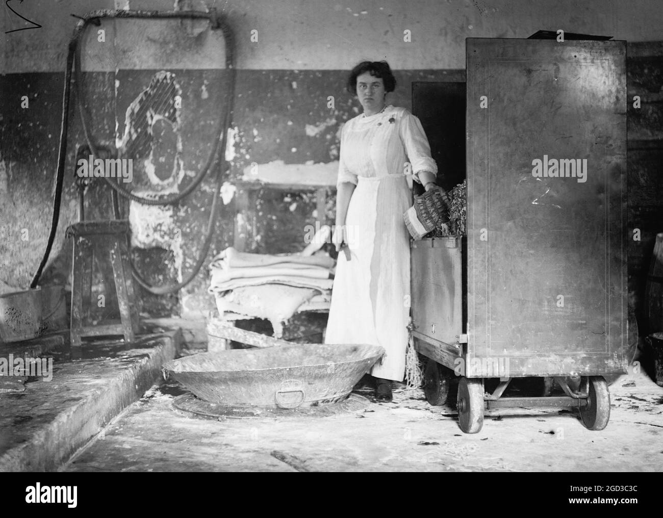 Miss Louise Lester in chg. metalation of old Money Treasury Department ...