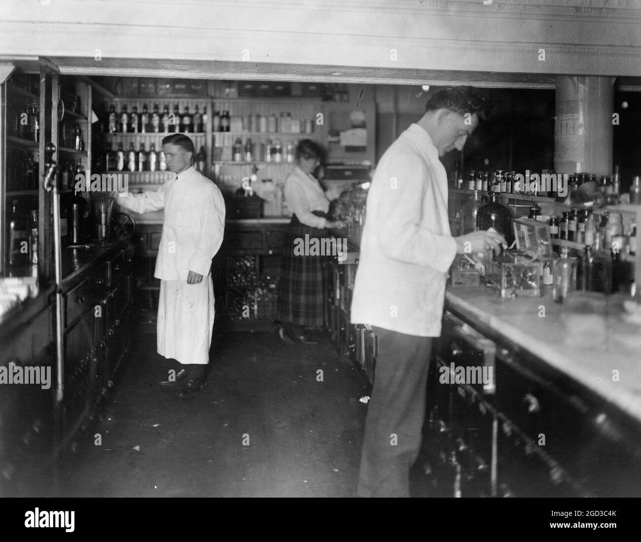 Early 1900s peoples drug store hi-res stock photography and images - Alamy