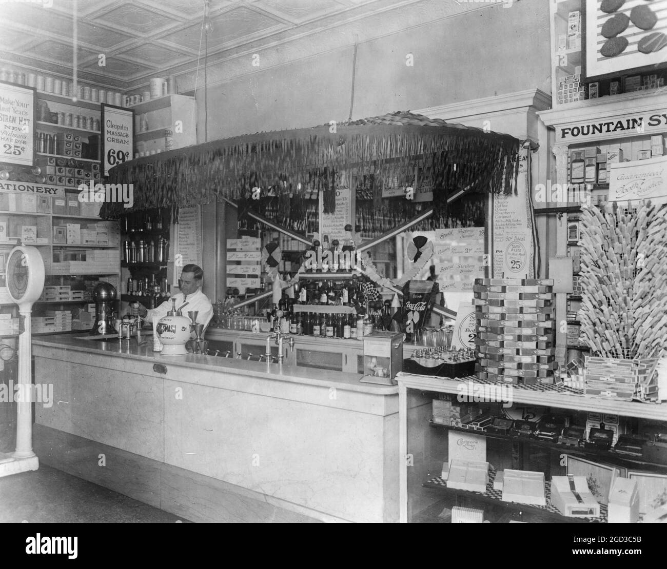 Early 1900s peoples drug store Black and White Stock Photos & Images ...