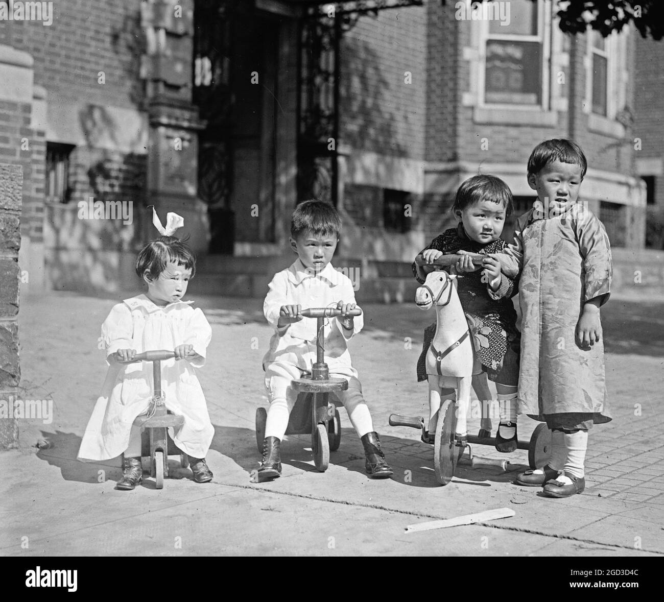 Early 1900s children playing hi-res stock photography and images - Alamy