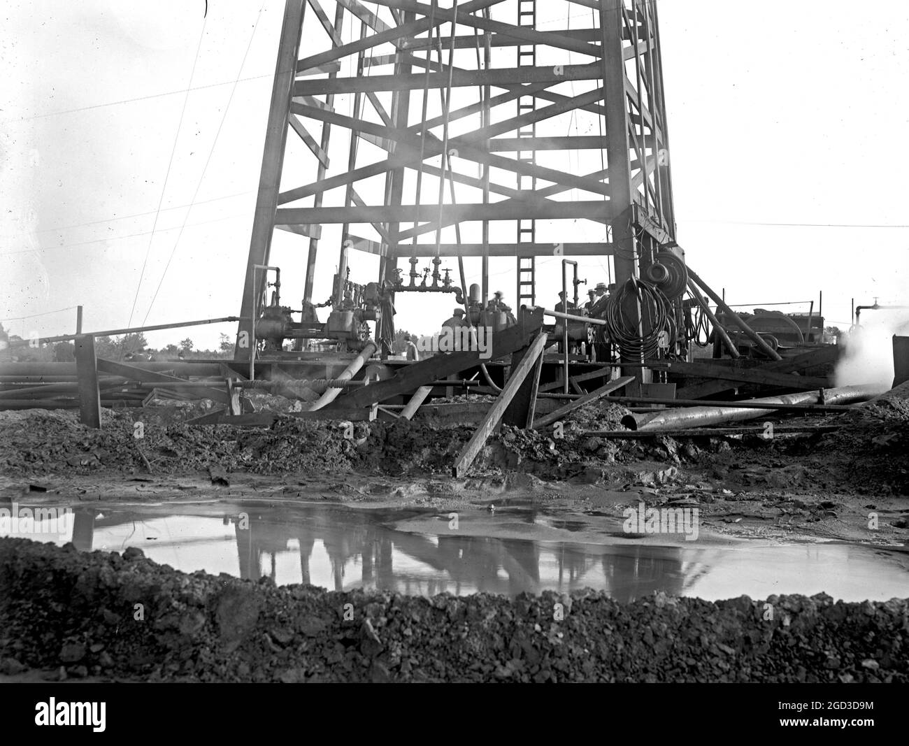 Early 1900s drilling rig hi-res stock photography and images - Alamy