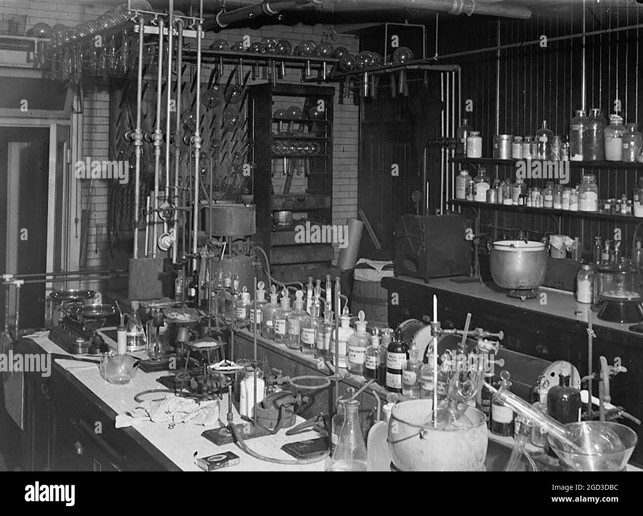 Early 1900s chemical laboratory hi-res stock photography and images - Alamy