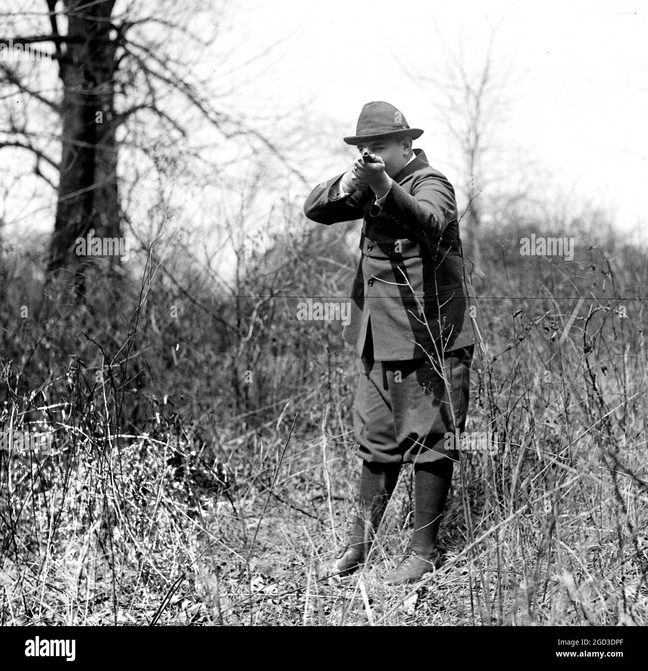 Pointing rifle hi-res stock photography and images - Alamy