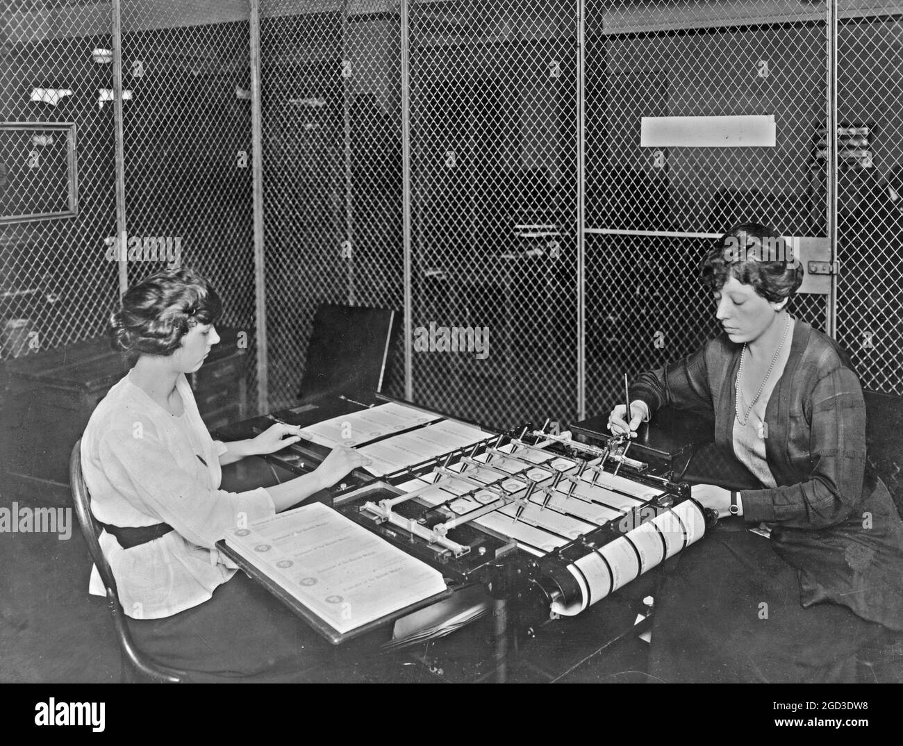 Early 1900s check signing machine hi-res stock photography and images ...
