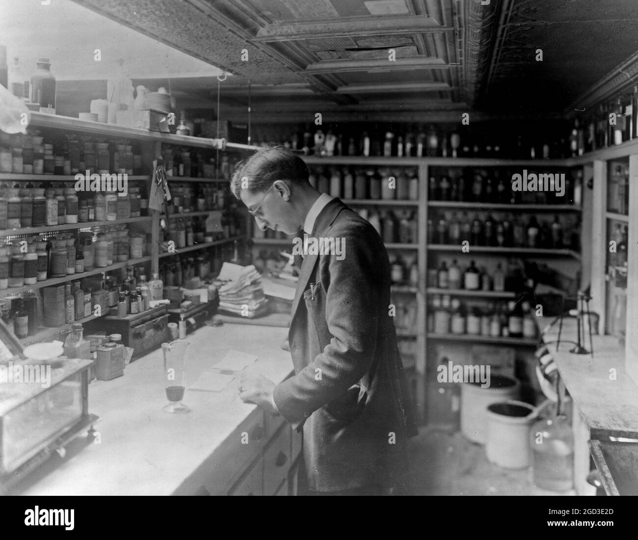 Early 1900s drug store hi-res stock photography and images - Alamy