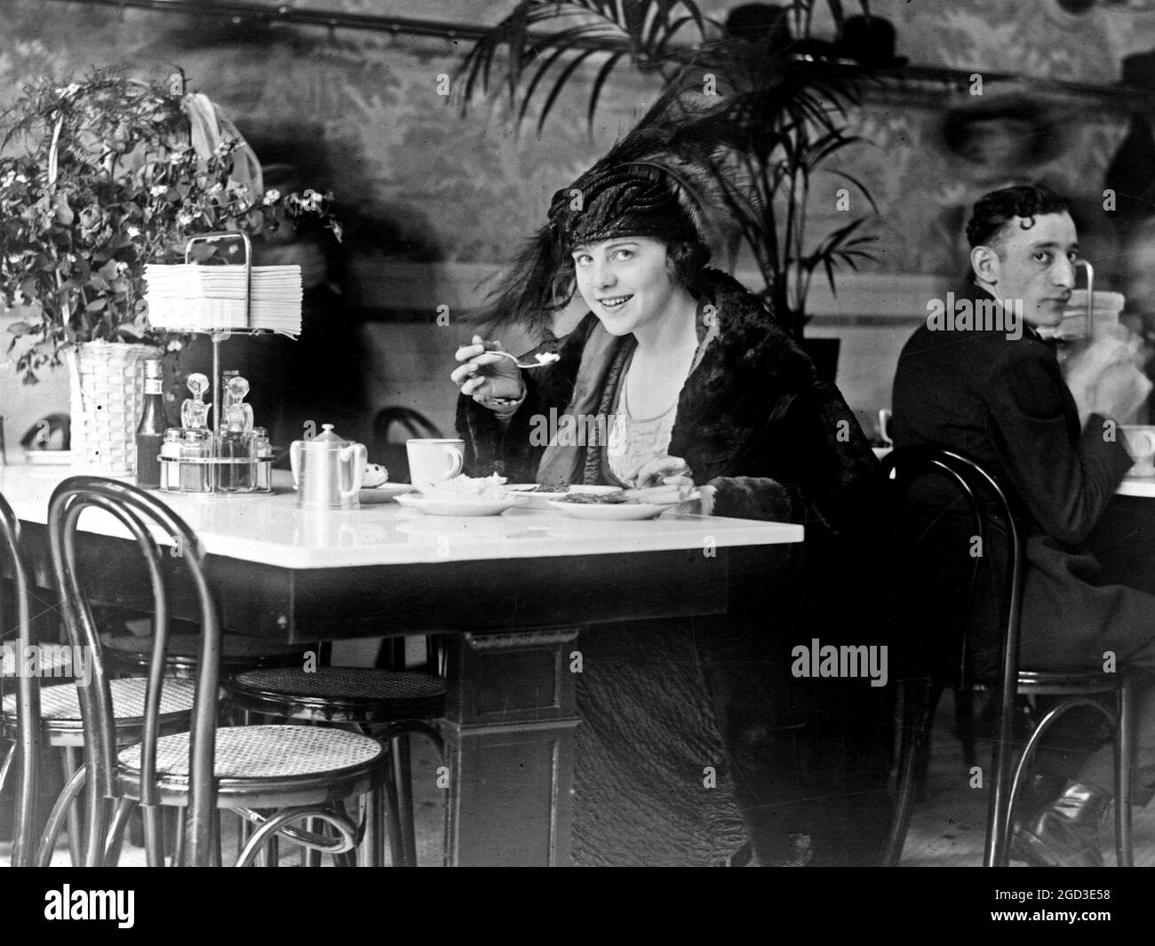 Early 1900s woman eating in a restaurant hi-res stock photography and ...