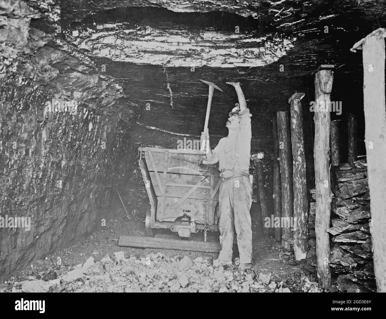 Miner working in coal mine ca. 1909 Stock Photo - Alamy