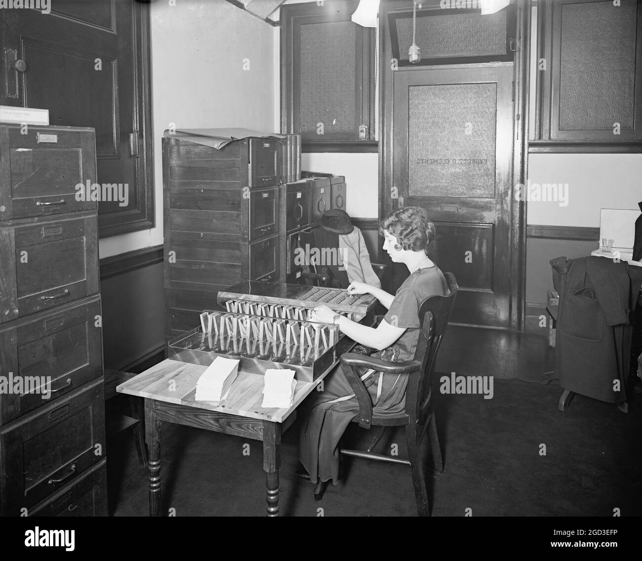 Woman working in an office ca. between 1910 and 1920 Stock Photo - Alamy