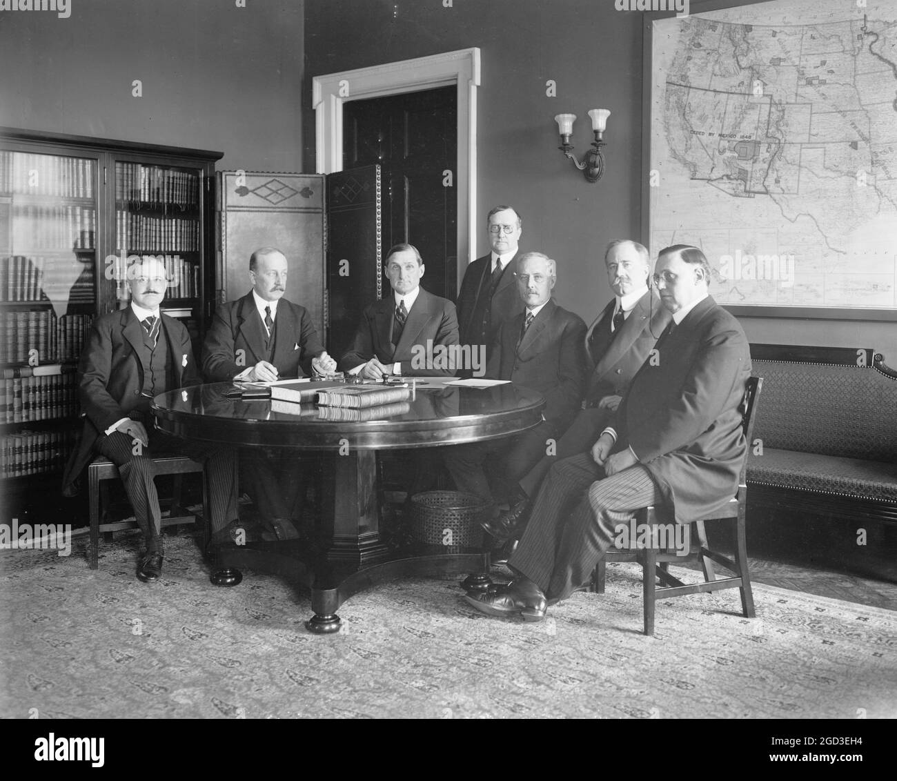 Signing Italian War Loan. ca. between 1910 and 1920 Stock Photo - Alamy