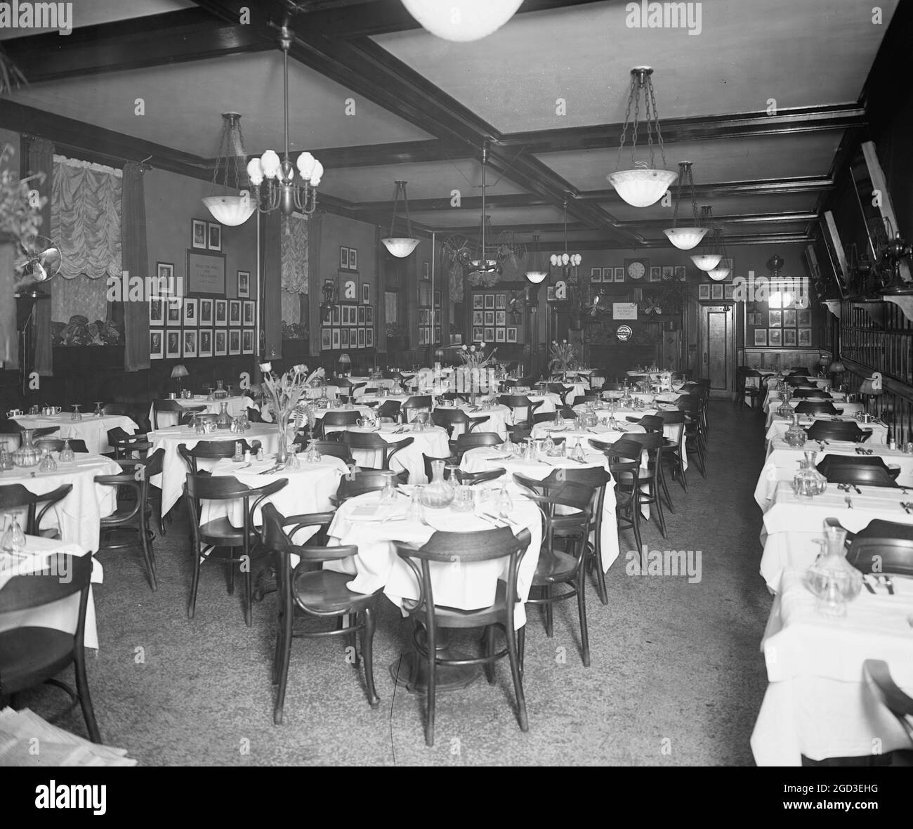 Early 1900s dining room tables hi-res stock photography and images - Alamy