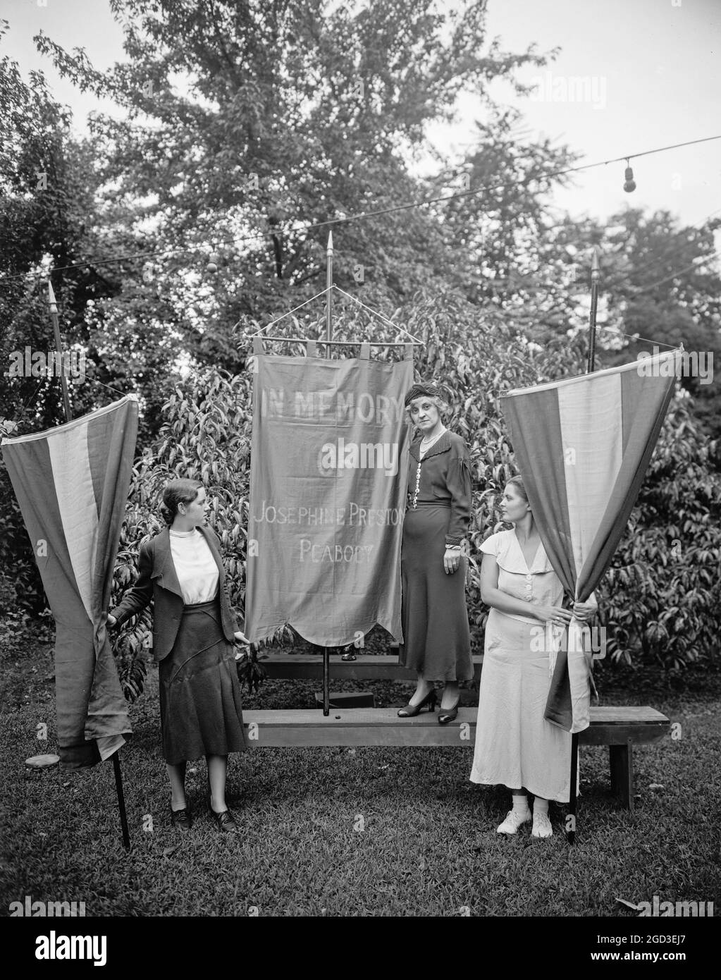 Womens party group hi-res stock photography and images - Alamy