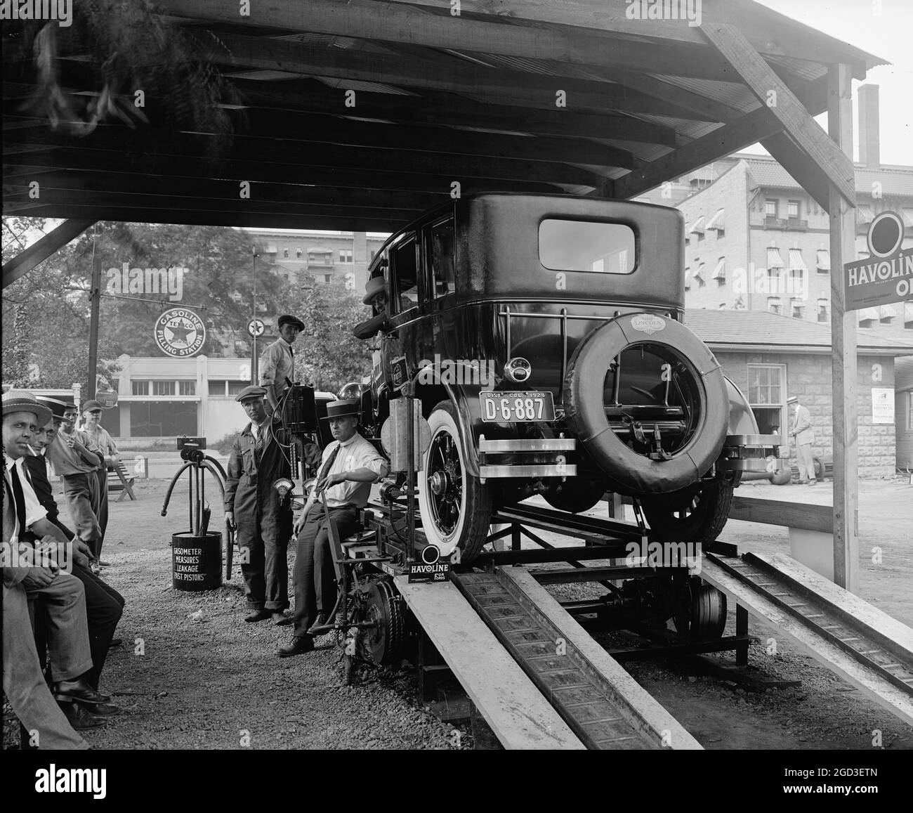 Early 1900s car repair hi-res stock photography and images - Alamy