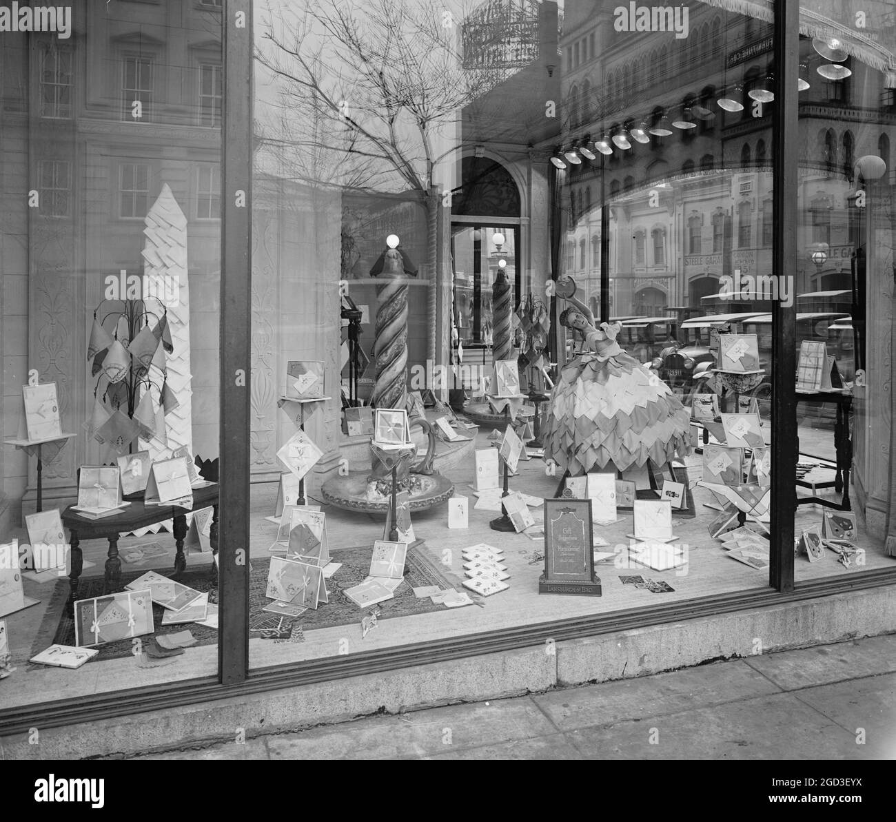 Early 1900s department store window Black and White Stock Photos ...