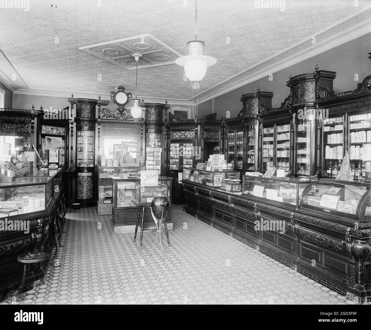 Early 1900s drug store interior hi-res stock photography and images - Alamy