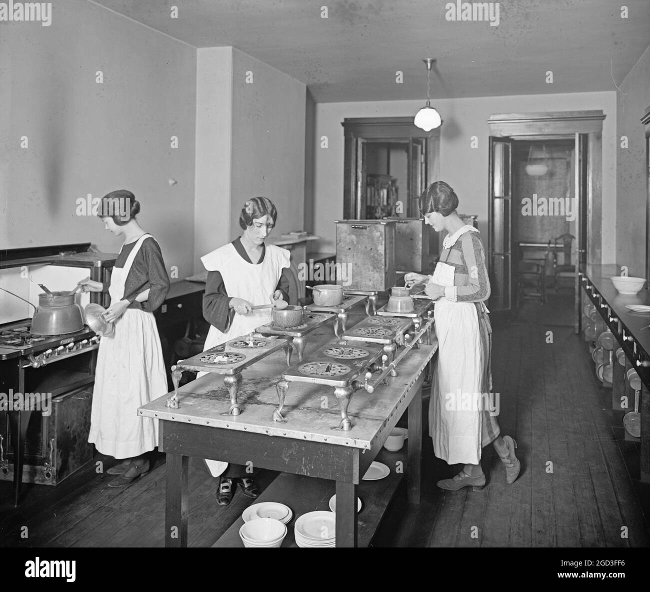 1900s kitchen hi-res stock photography and images - Alamy