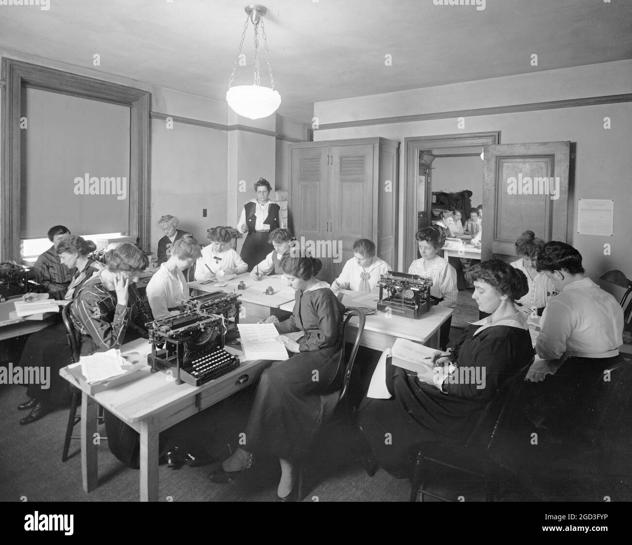Office with women and typewriters. ca. between 1910 and 1920 Stock ...