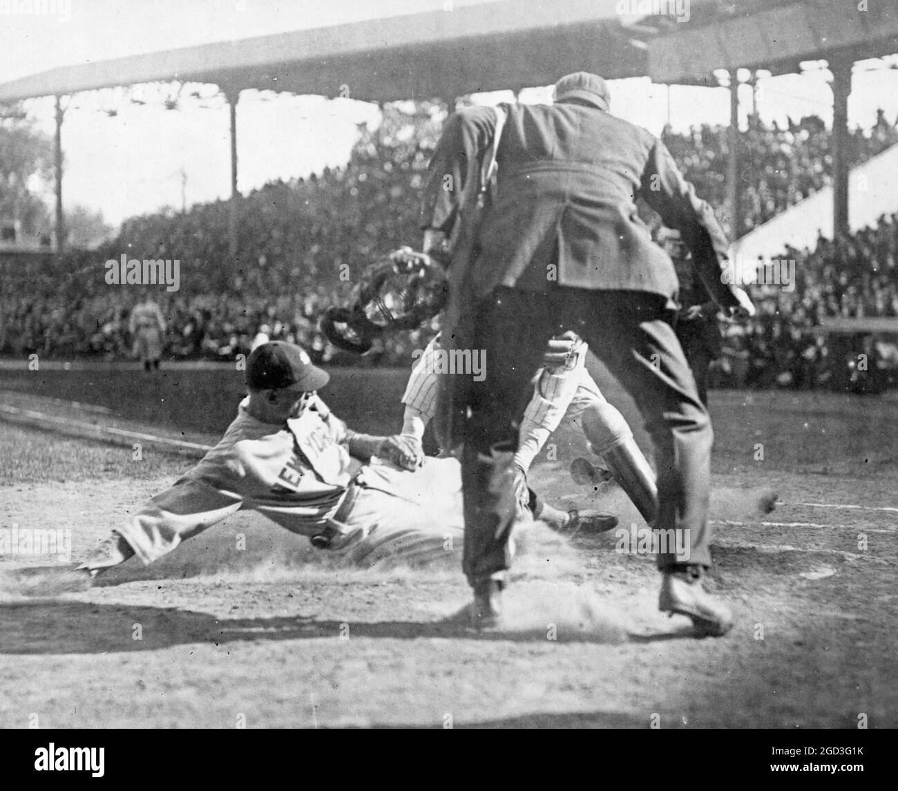Umpire watches play at the plate hi-res stock photography and images ...