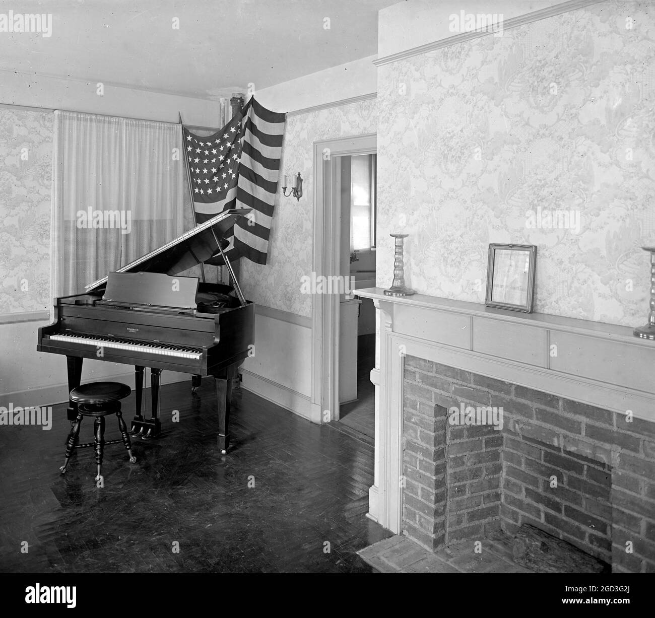 Early 1900s piano in empty room hi-res stock photography and images - Alamy