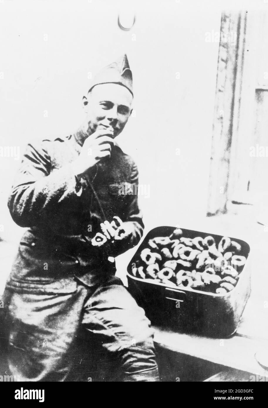 Vintage military eating hi-res stock photography and images - Alamy