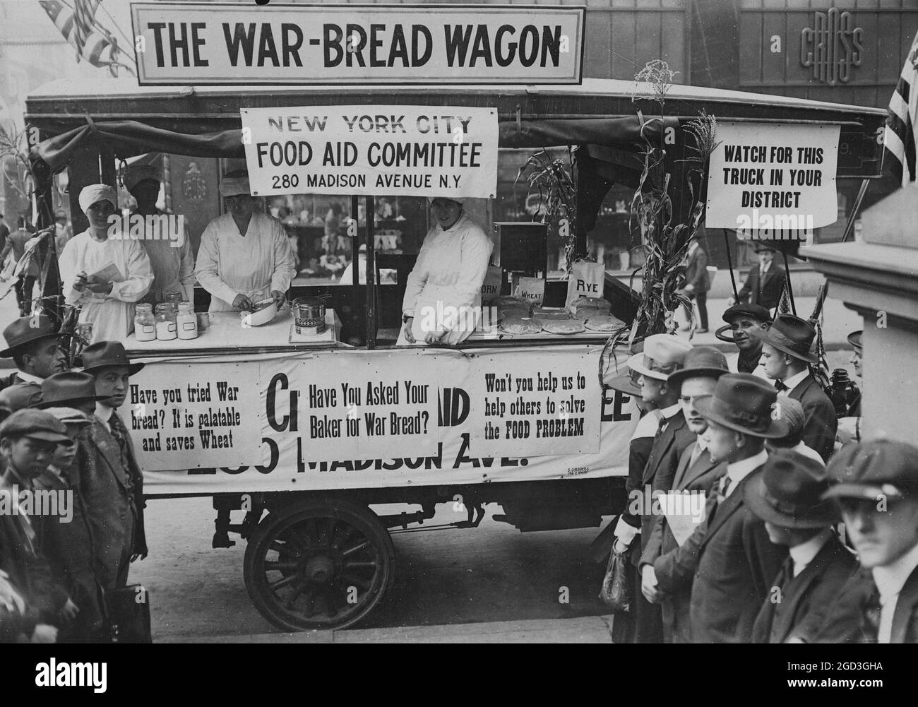 War bread wagon hi-res stock photography and images - Alamy