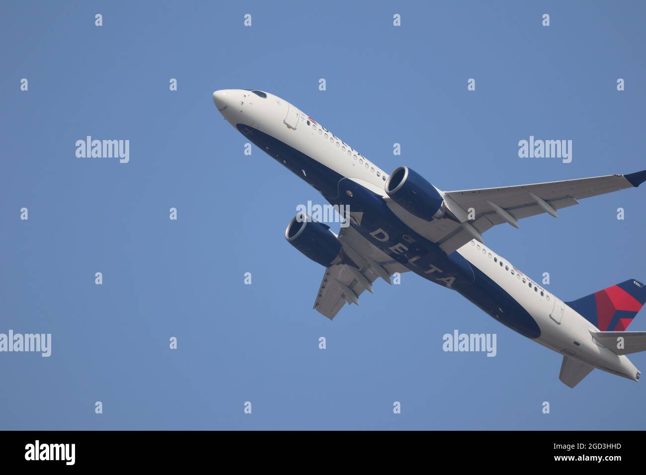 A Delta B737 flying overhead Stock Photo - Alamy