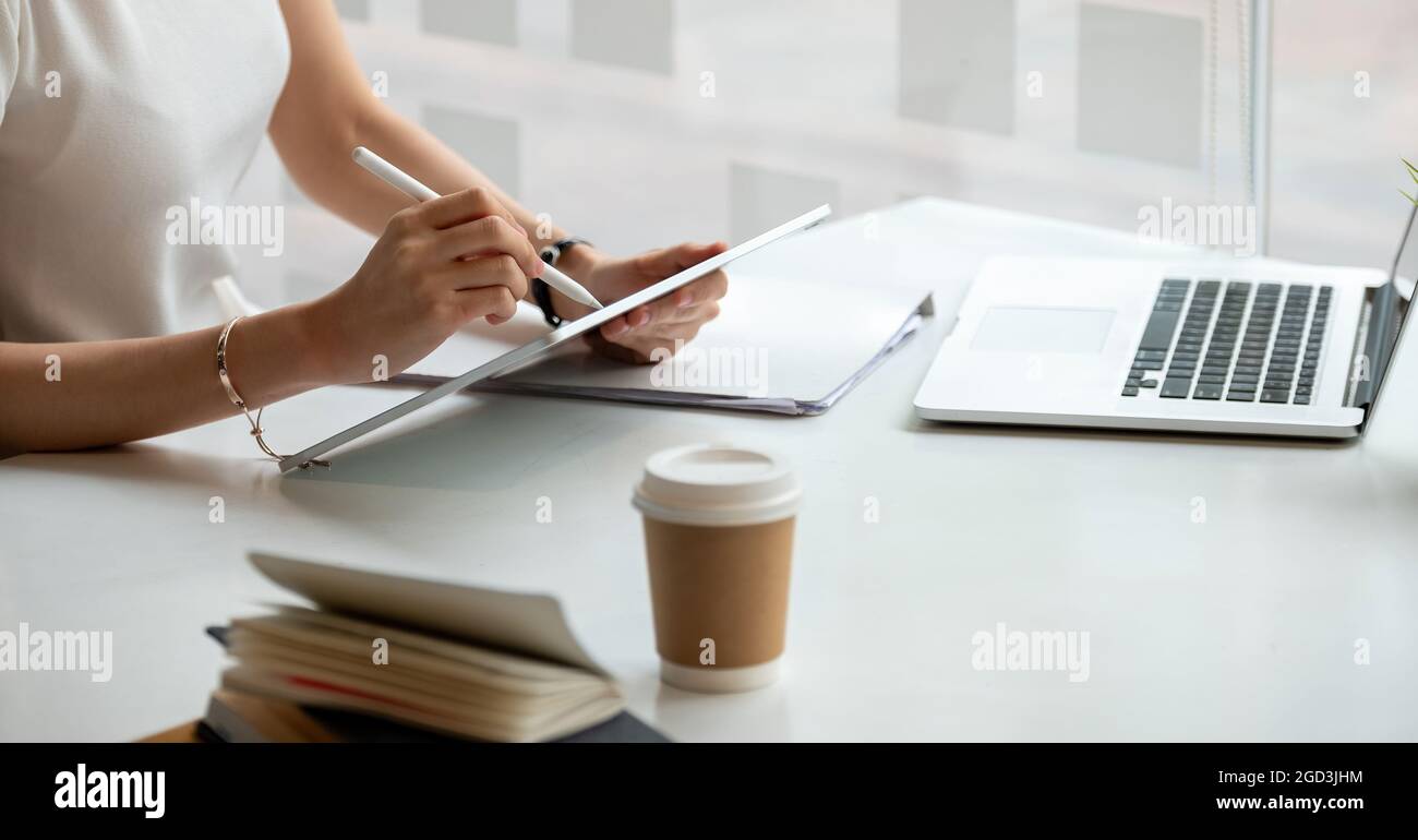 Digital artist working desk hi-res stock photography and images - Alamy