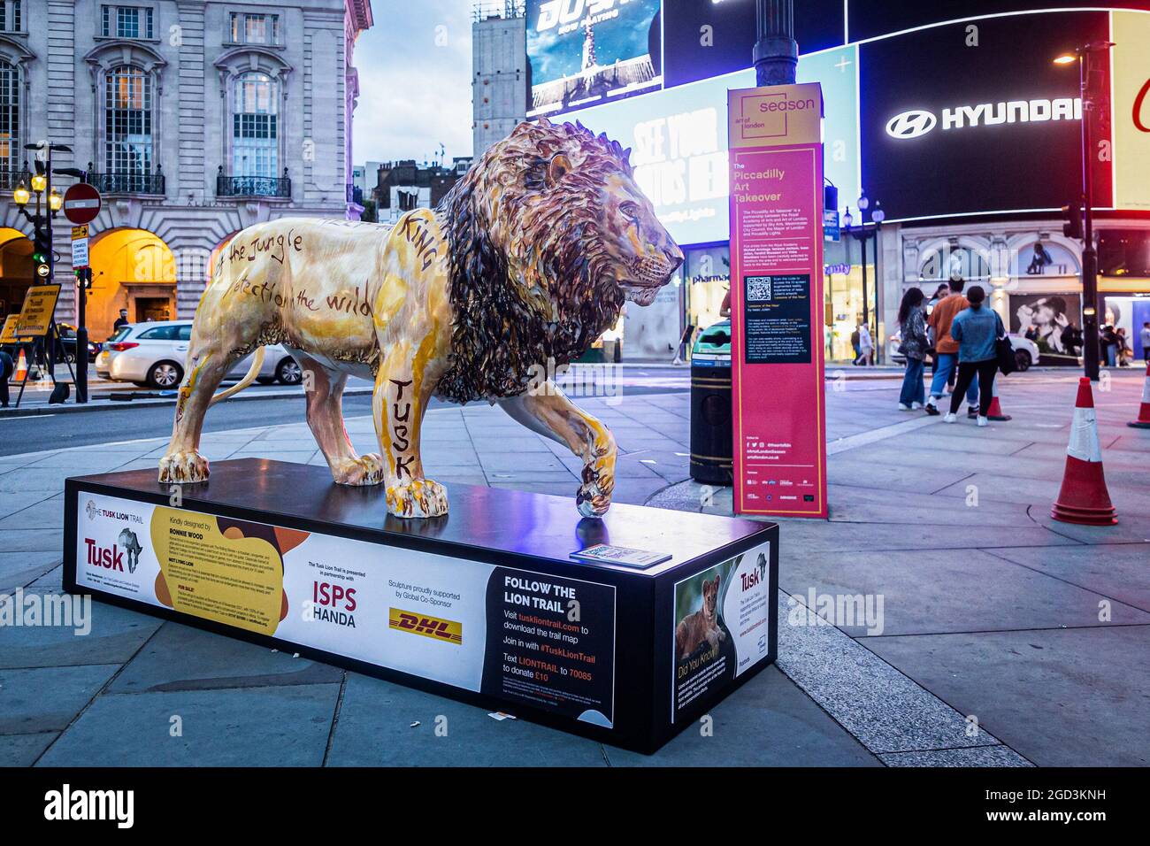 Life sized lion sculptures hi-res stock photography and images - Alamy