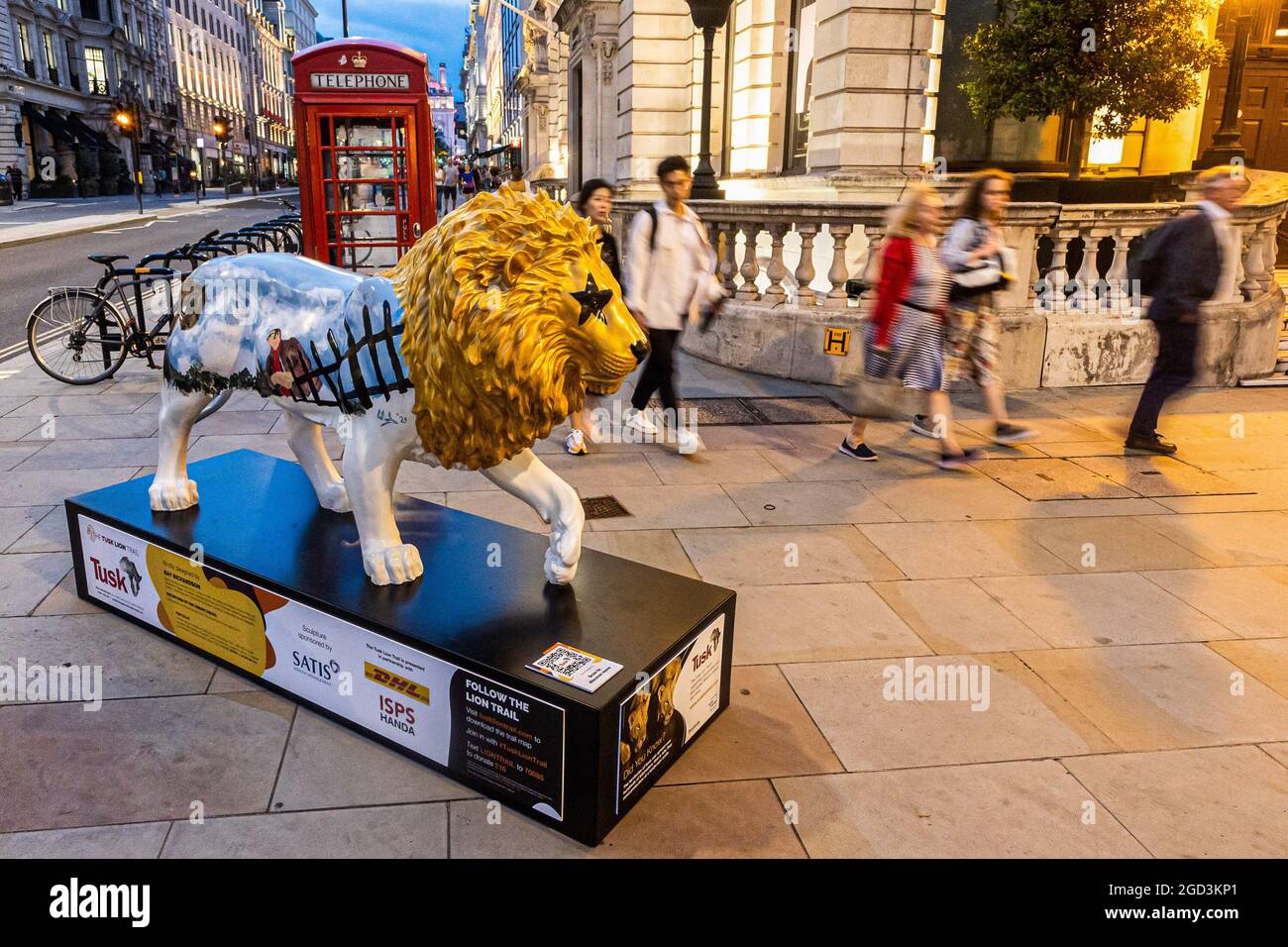 Life sized lion sculptures hi-res stock photography and images - Alamy