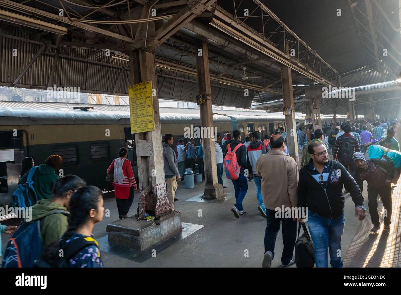 Howrah railway platform hi-res stock photography and images - Alamy