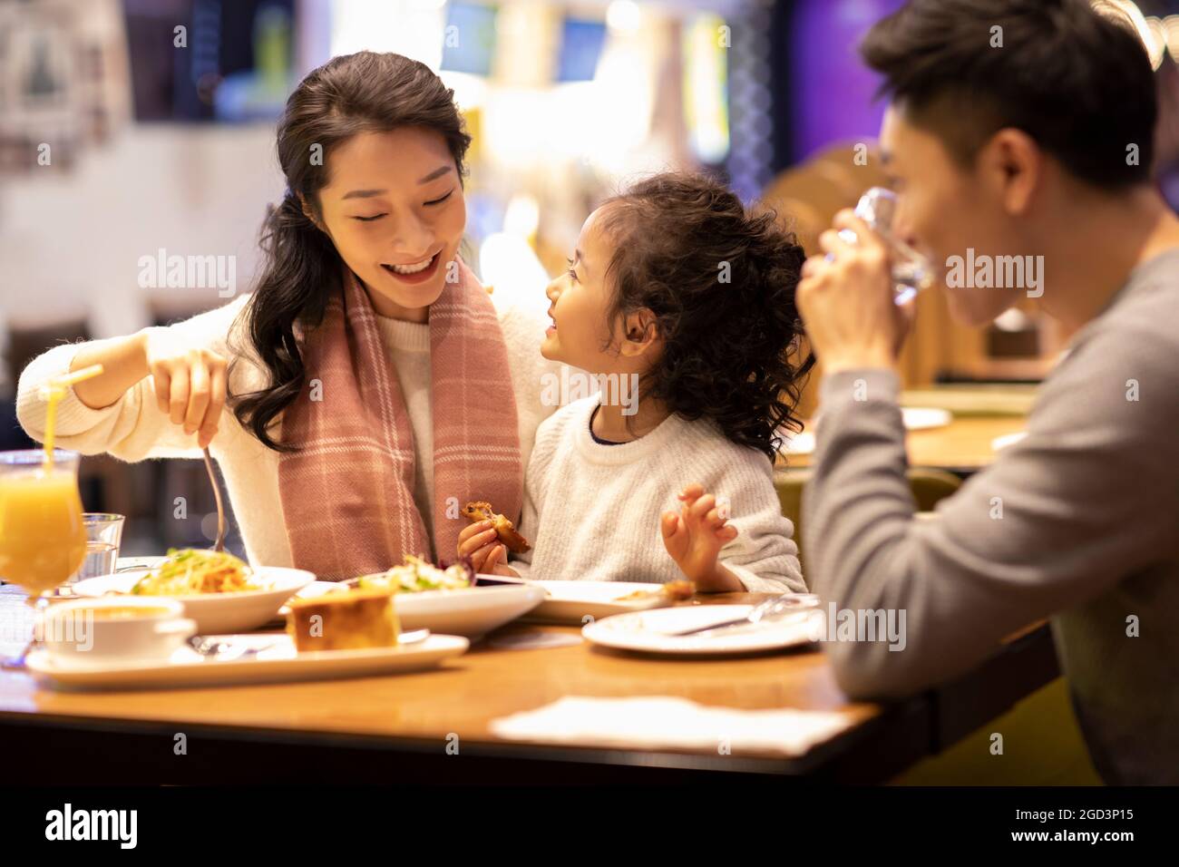 Family dining in restaurant hi-res stock photography and images - Alamy