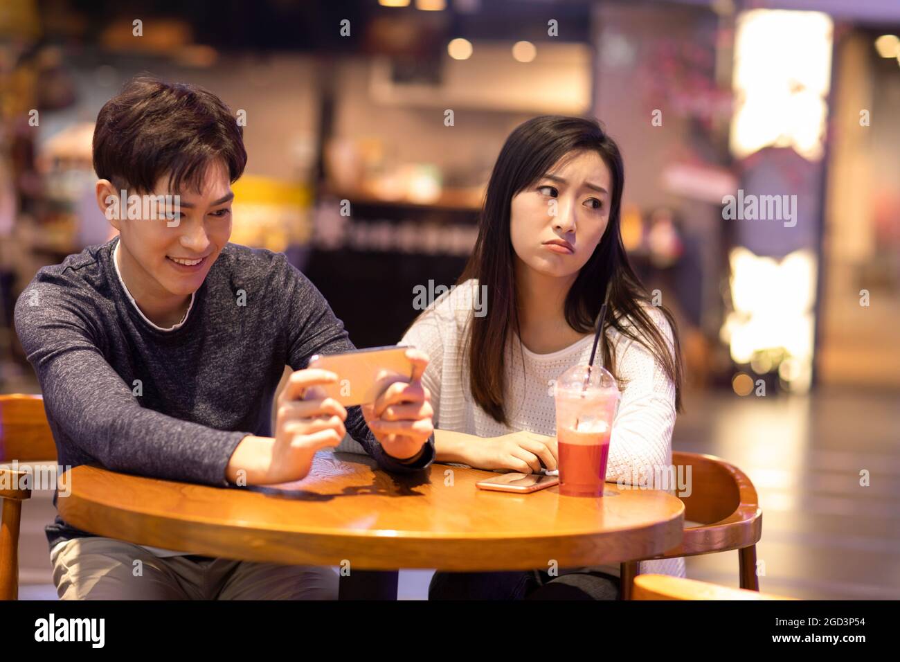 Women store video games hi-res stock photography and images - Alamy