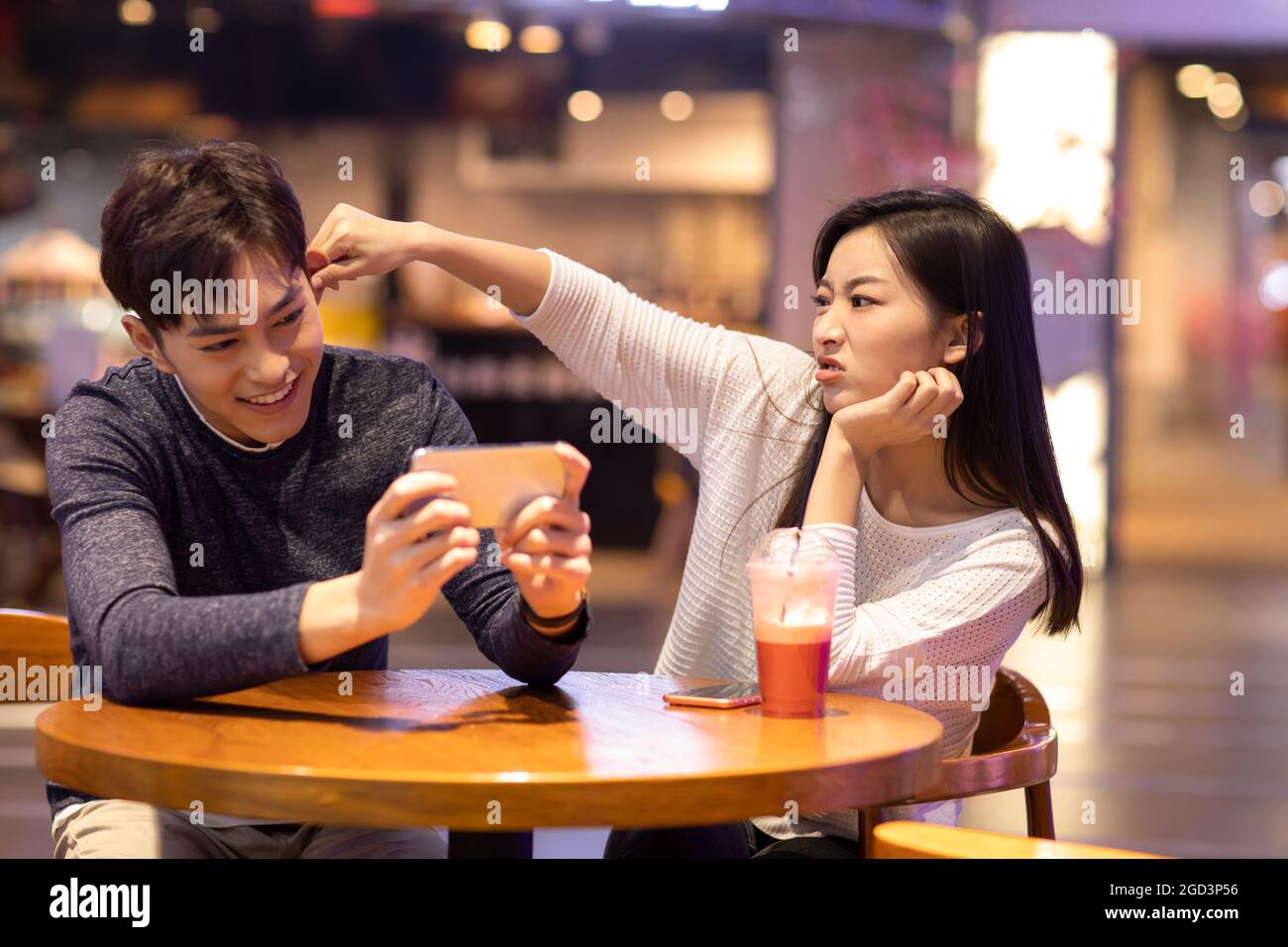 Women store video games hi-res stock photography and images - Alamy