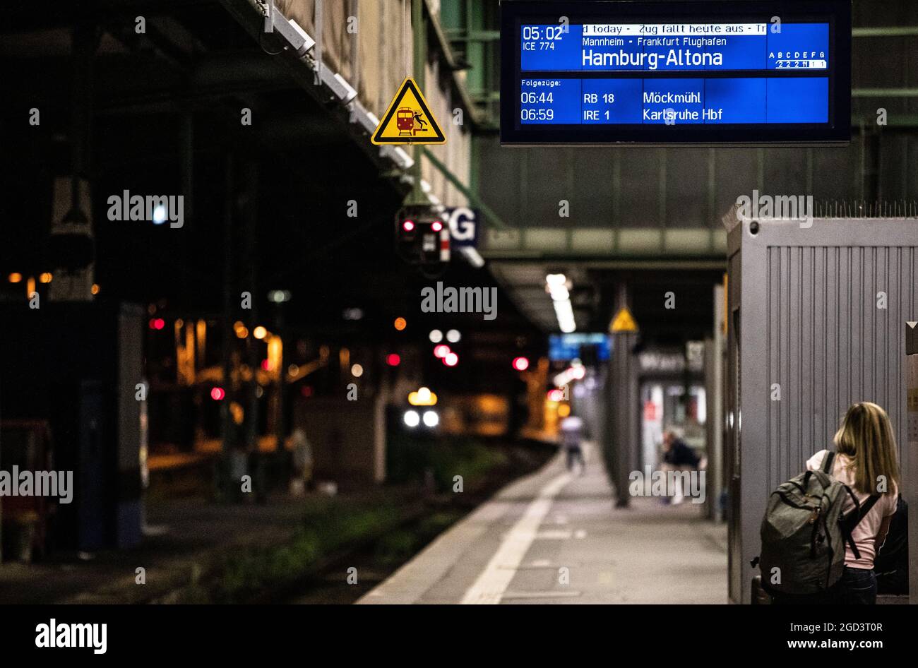 Display board deutsche bahn train hi-res stock photography and images ...