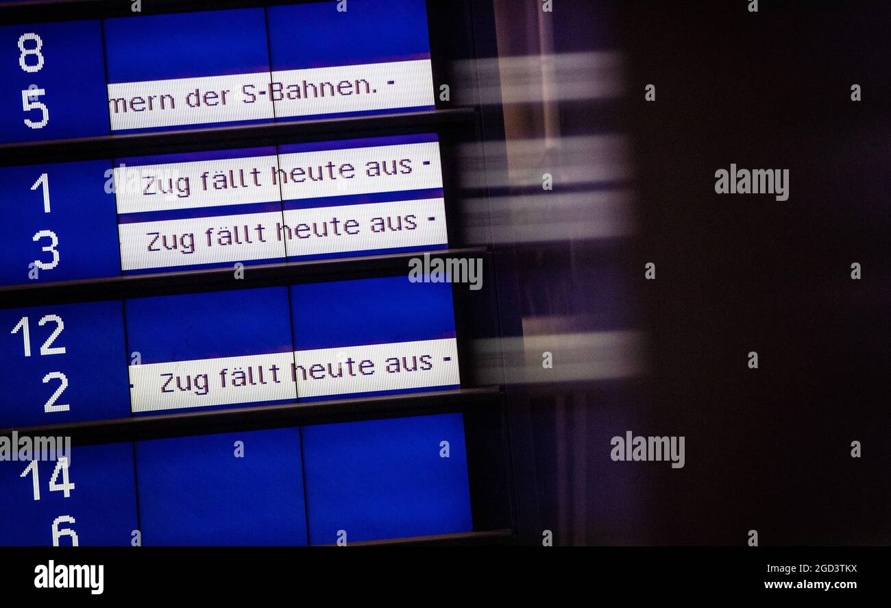 Train departure board cancelled hi-res stock photography and images - Alamy
