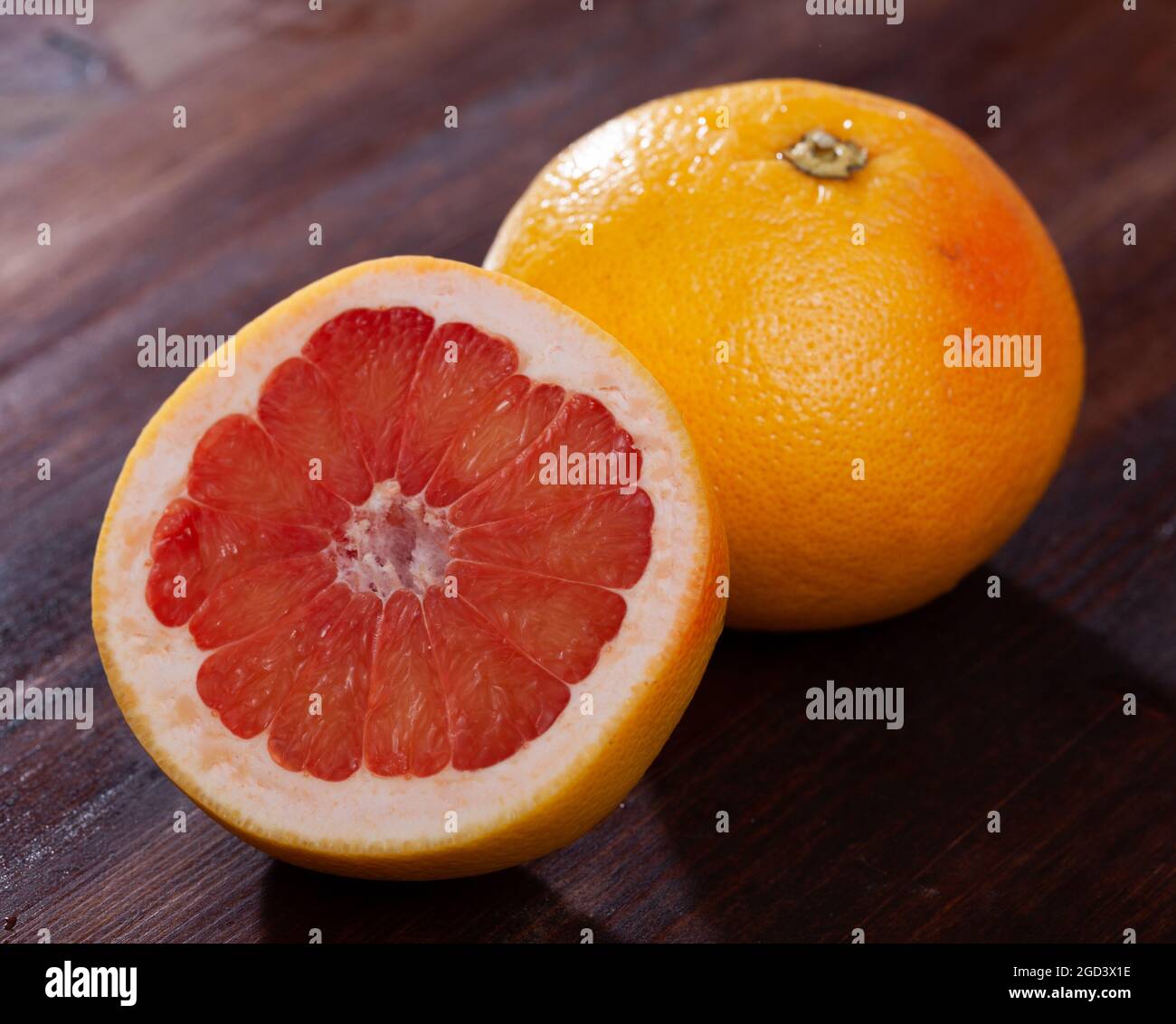 Whole and sliced pomelo Stock Photo - Alamy