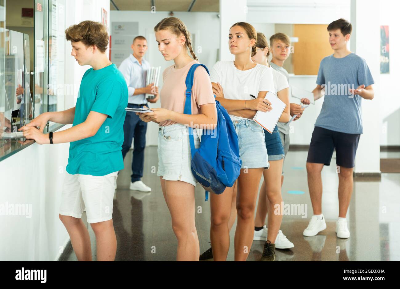 Queue students campus hi-res stock photography and images - Alamy