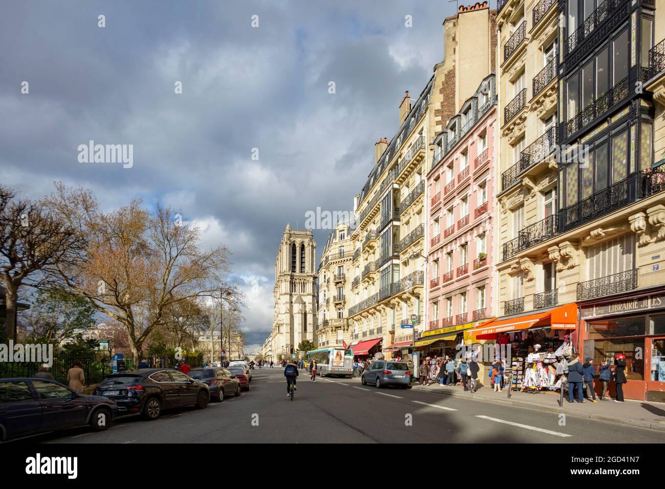 FRANCE, PARIS (75005), LAGRANGE STREET AND VIEW OF NOTRE-DAME CATHEDRAL ...