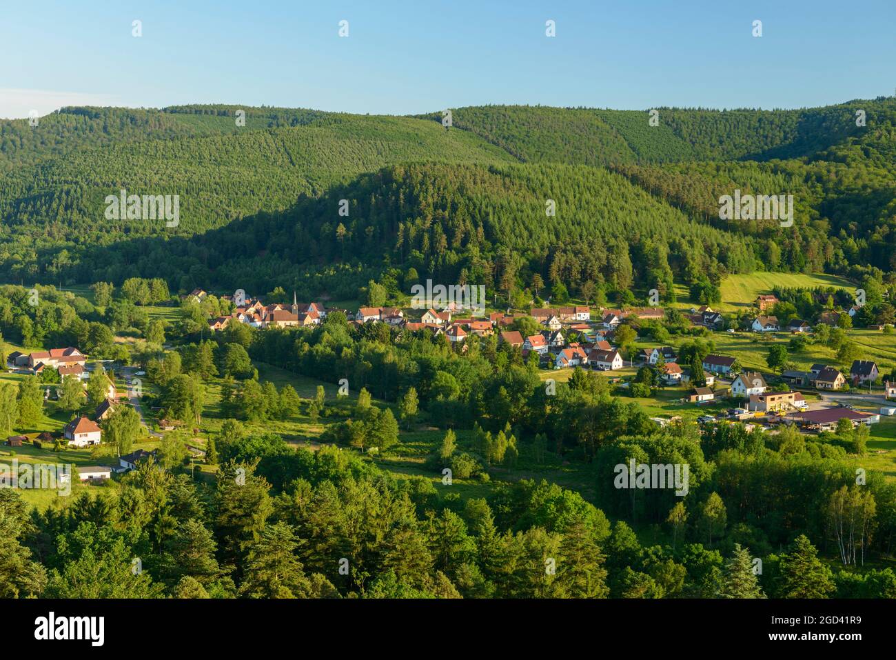 FRANCE, BAS-RHIN (67), NORTHERN VOSGES REGIONAL NATURE PARK, VILLAGE OF ...